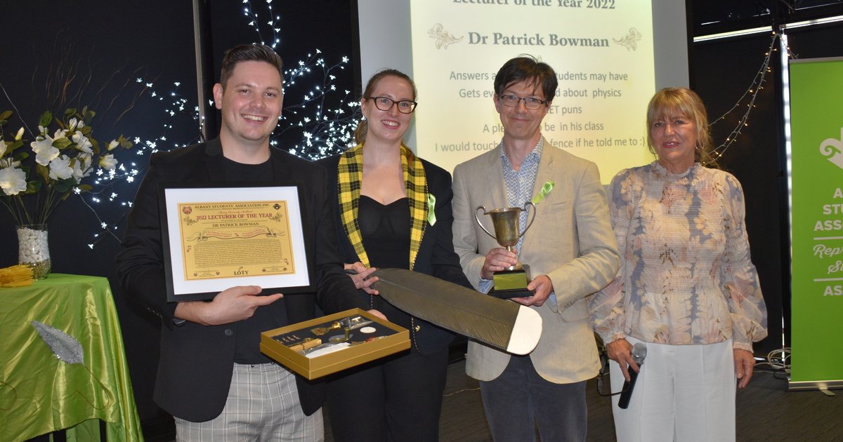 Physics tutor wins Lecturer of the Year title - Massey University
