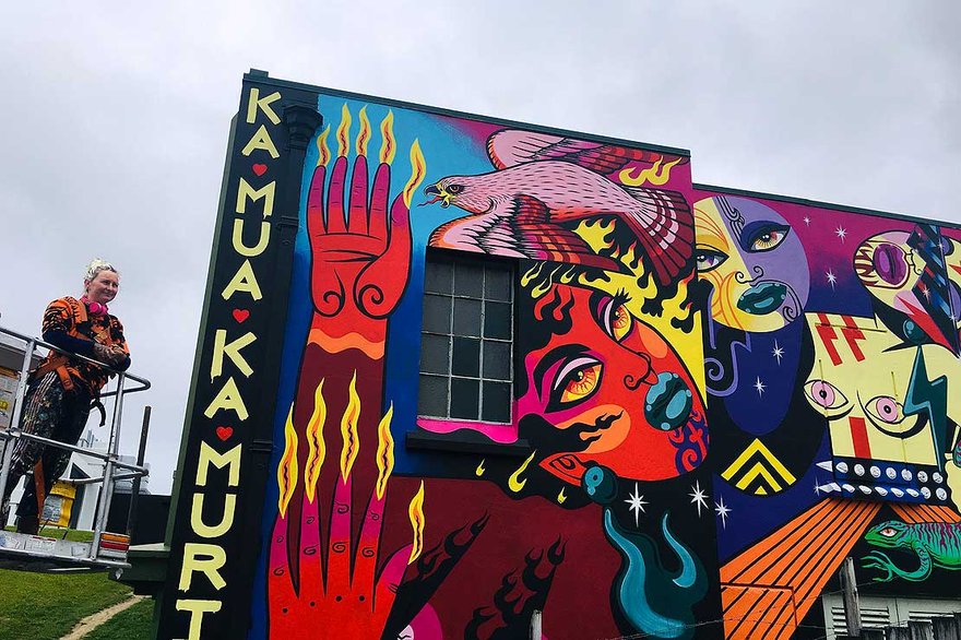 New mural brings te ao Māori to vibrant life on Wallace St